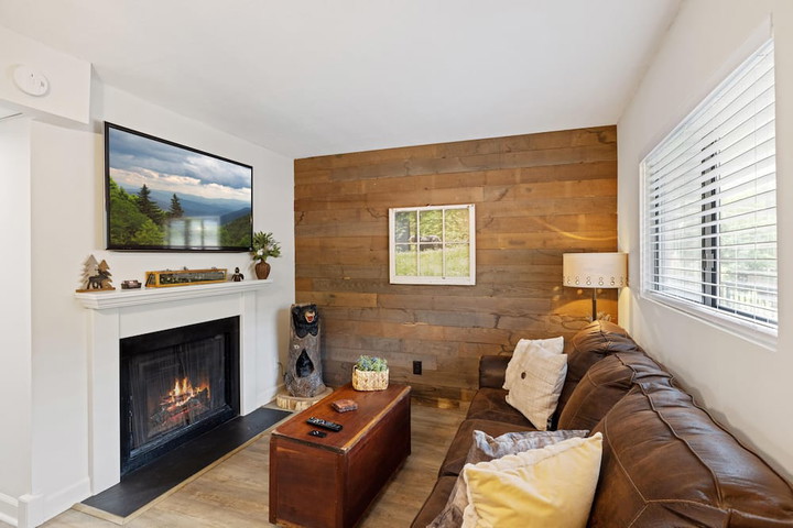 Beary Convenient Is A Newly Renovated King Suite Condo In The Heart Of Gatlinburg W/ Pools - Gatlinburg, TN