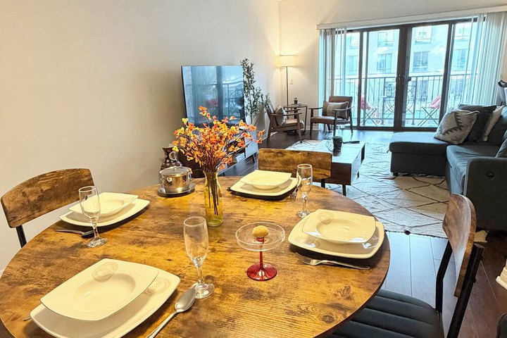 Cozy, Sunlit 2br W/ Pool, Gated Parking, 10 Min To La, 2 Parking, Walk To Food - Pasadena, CA