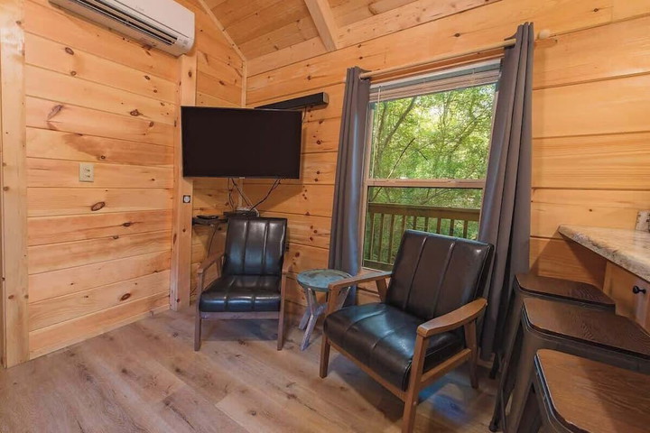 Celina Cabin Private Spa, Firepit, Wooded Retreat -