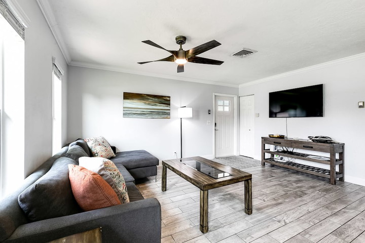 Pool Home W Beautiful Tiki Hut - 3 Bed 3 Bath. 1 Mile From Beach! - Boca Raton, FL