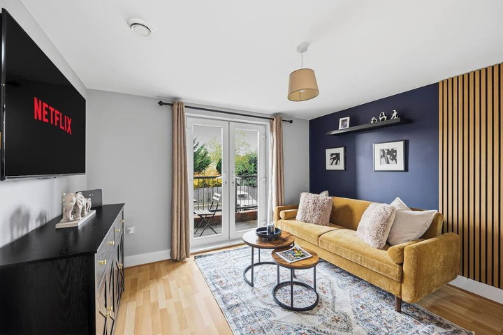 Elegant 2-bedroom Apartment  Near The High Street  Balcony  Free Parking  Sky Tv  Yoko Property - Buckinghamshire