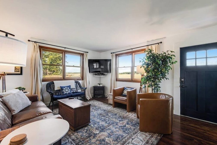 Central Whidbey Retreat With Fireplace And Pet Friendly Garden In Coupeville - Port Townsend, WA