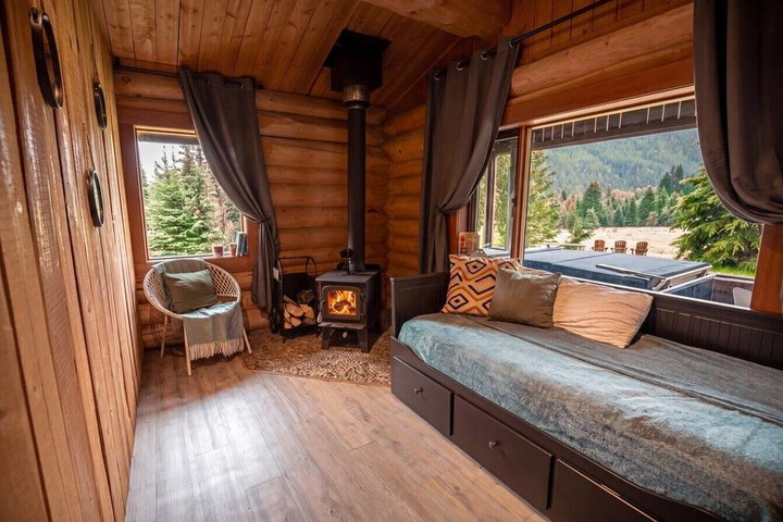 Off-grid Wilderness Cabin With Mountain Views, Hot Tub, Sauna & Canoes - Alberta