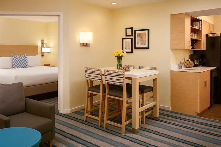 Great Amenities Onsite! Pool, Private Parking, Free Breakfast, Close To Legoland - Schaumburg, IL