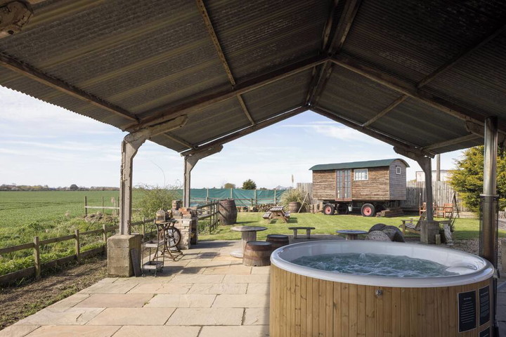 Stylish Cottages, Countryside Views, Wood Burning Hot Tubs, 20 Mins To Cambridge - Essex