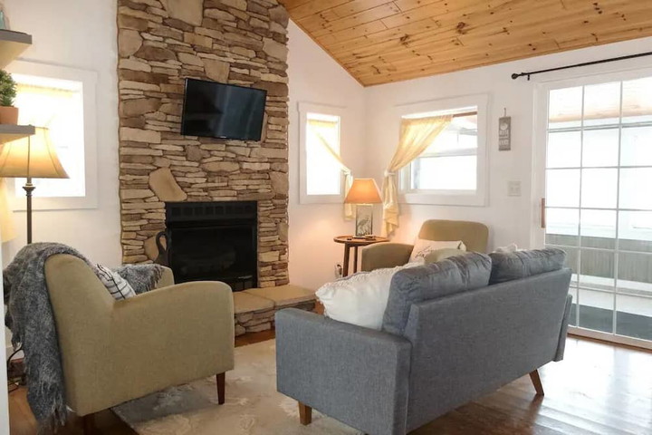 Indian Lake Treehouse Waterfront Cottage - Indian Lake, OH