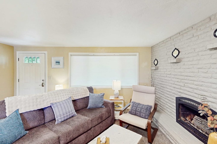 Upper Level Of Duplex With A Large Deck & Mountain View - Dog Friendly For 1 Dog - Eugene, OR