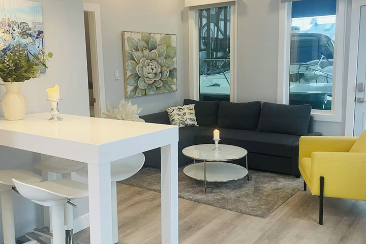 Floating Speakeasy Retreat | Unique & Modern | Minutes To Seabus & Downtown - Vancouver