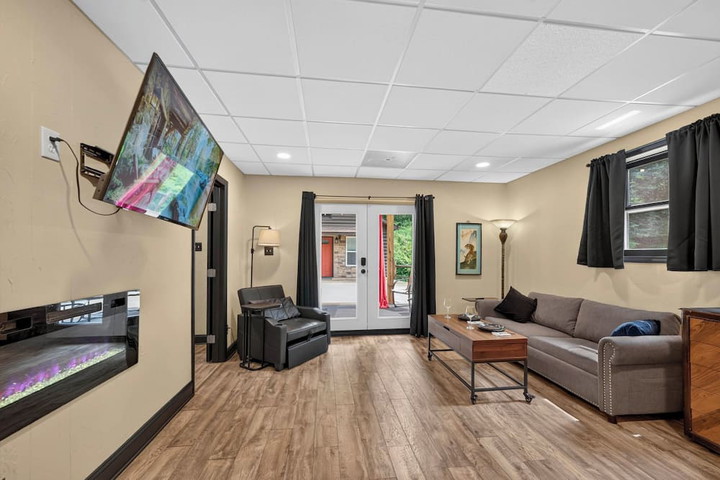 Hickory Cottage Unit W/ Pool & Fire Pit! - Hickory, NC