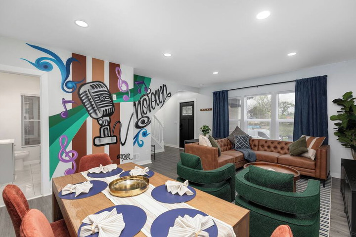 Epic Family Getaway Hot Tub + Mural Game Room - Roseville, MI