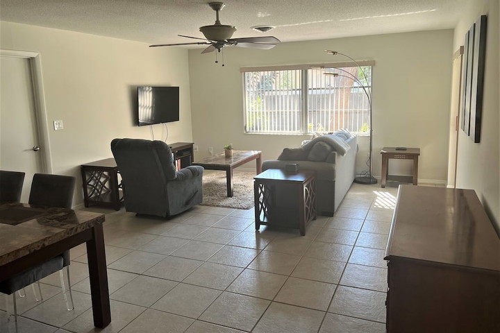 Newly Renovated, Family And Dogs Friendly Home, 5 Miles From The Venice Beach! - Venice, FL