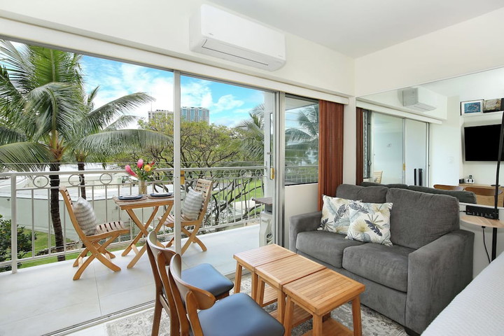 Just Steps To Beach! Gorgeous Renovated Park View Condo At Waikiki Shore! - Kailua, HI