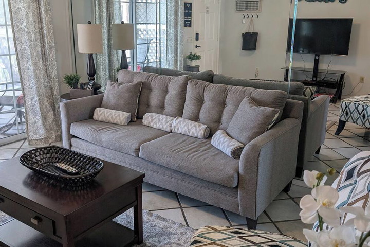 Luxury 1br King Condo, Screened Lanai, Pond Views - Clothing Optional - Land O' Lakes, FL