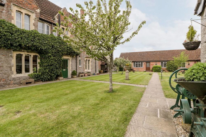 Oak Tree, Pet Friendly, Character Holiday Cottage In Brean - Weston-super-Mare