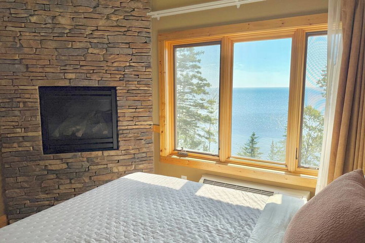 Lake Superior Two Queen Bed Studio~pool/hot Tub-burlington Bay - Two Harbors, MN