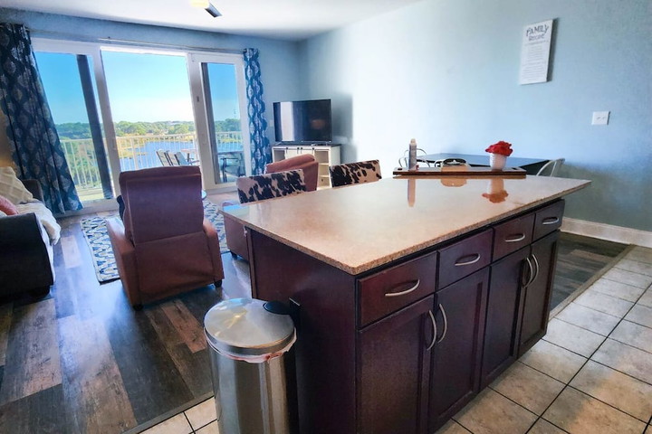 Super Convenient 5th Floor- 537 ! Location, Amenities, And Amazing Views! - Florida