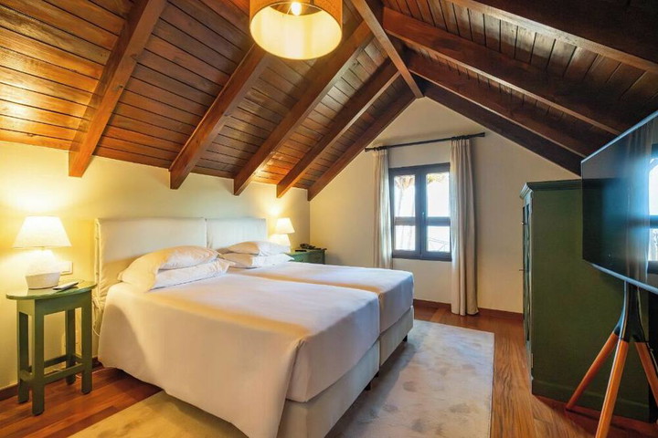 Stunning Villa Near Santanas Attractions - 1.9 Miles | Breakfast Included - Santana