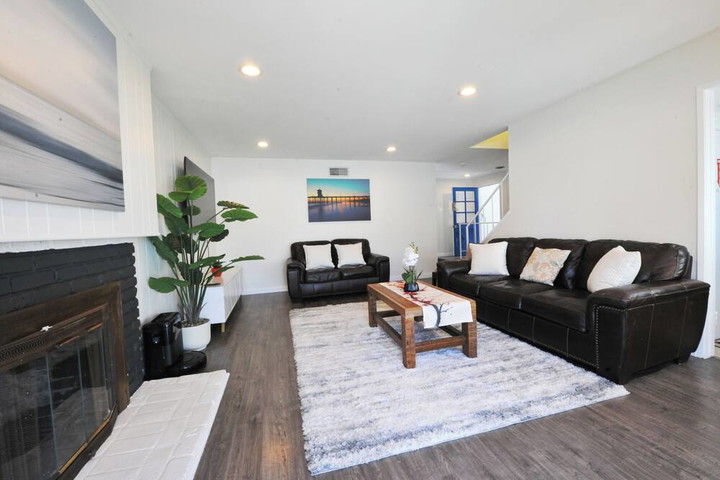 Modern 4-bedroom House In Charming Huntington Beach With Spacious Backyard - Huntington Beach, CA