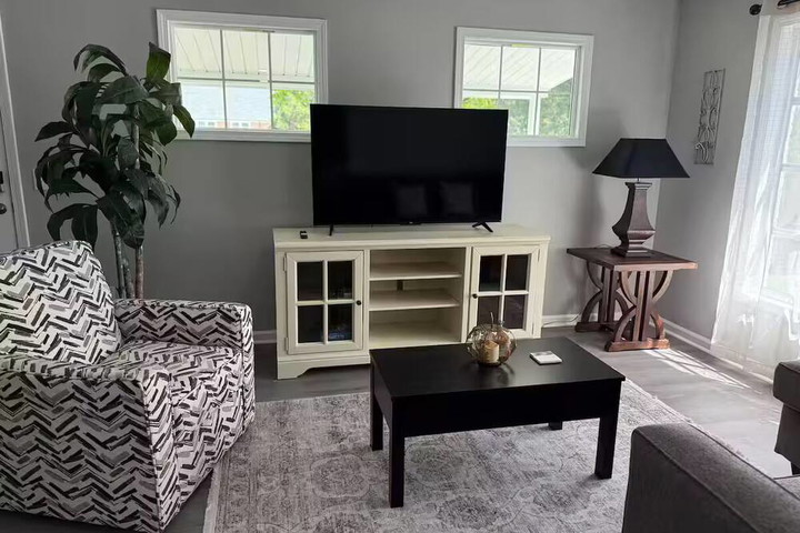 Completely Renovated!! 1 Min To Ft Jackson. Close To Usc, Va Hospital. Sleeps 8 - Elgin, SC