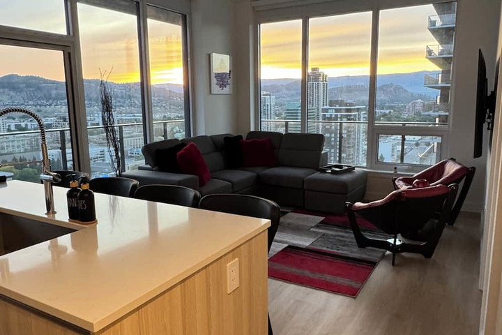 Walk To Kelownas Beach, Shops & Restaurants From This Downtown Sub-penthouse - Kelowna