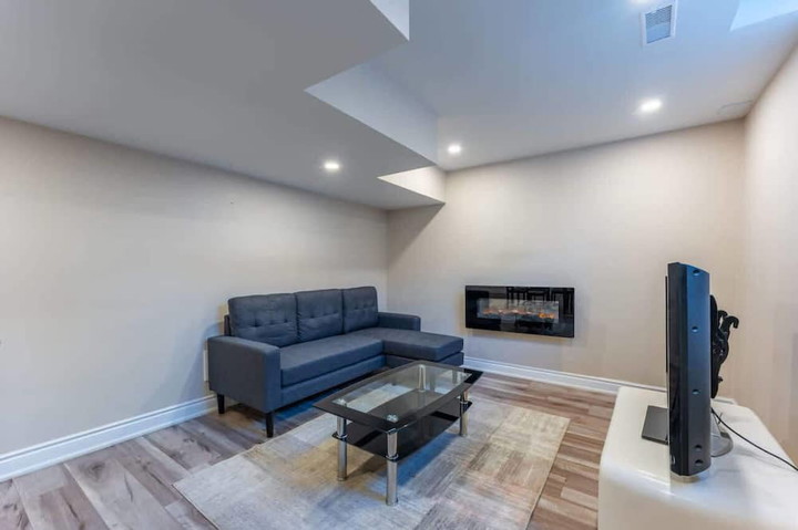 Spacious 7br Home With Private Yard & Fast Wifi! - Brampton