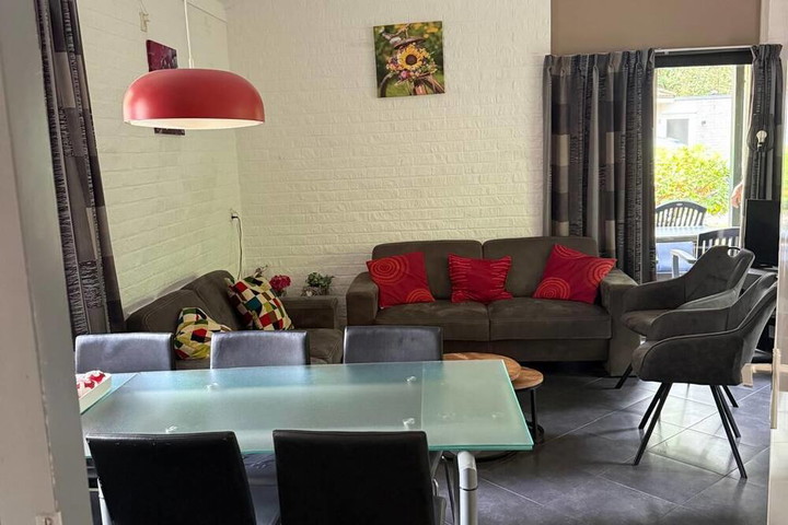Gemütlicher Bungalow (80 M²) Für 6 Personen (8 Personen Auf Anfrage) Mit Geschirrspüler. Dieser Freistehende Bungalow Mit Außenkamin Und üBerdachter Terrasse Befindet Sich Im Wald Und Bietet Eine Schöne Aussicht. - Harderwijk