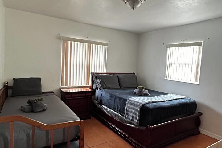 Charming 2-bedroom Cottage In Enjoyable Pinellas Park With Ac, Wifi, And More - Pinellas Park, FL
