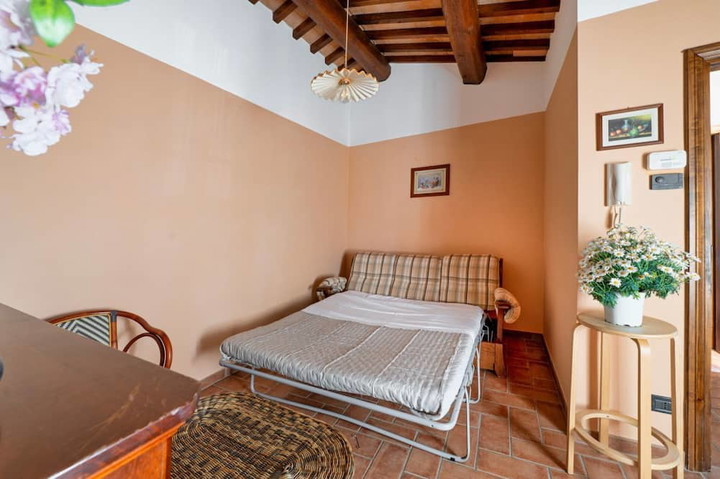 Bright Apartment Of Approximately 60 Sqm, Ideal For 4 People, Located On The First Floor Of A Building Without An Elevator.the Property Is Located In A Quiet And Pleasant Setting, With A Large Shared Garden, A Shared Swimming Pool, A Bbq Area, And A Rese - Pérouse