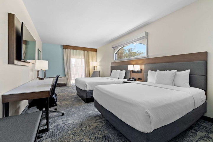 Boardwalk Area Stay | Heated Pool + Breakfast - Santa Cruz, CA