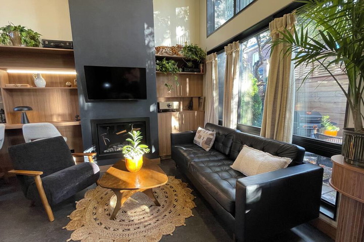 The Roncy Den ~A Boutique Laneway House - Toronto