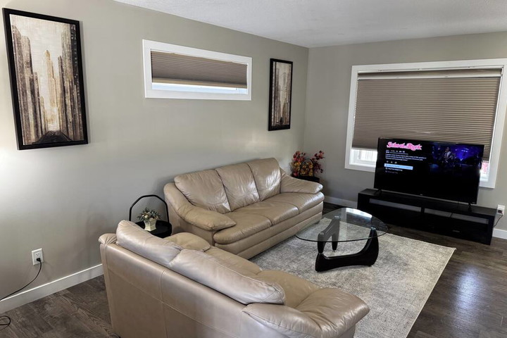 3 Br | Bonus Rm | King Bed | Garage | Near Airport - Regina