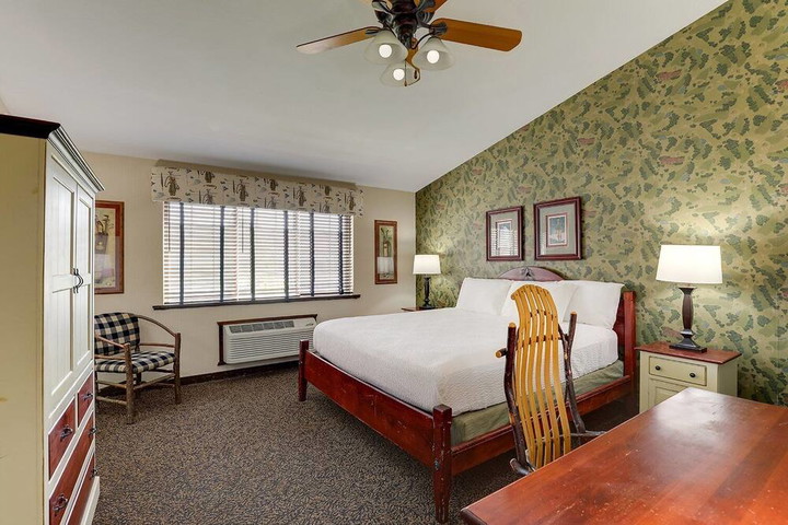 Experience Rustic Elegance & Comfort In Delightful Columbia! Parking - Columbia, MO