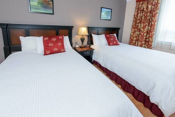 Standard King Bedroom W/gym & Restaurant On Site! - Long Island, NY
