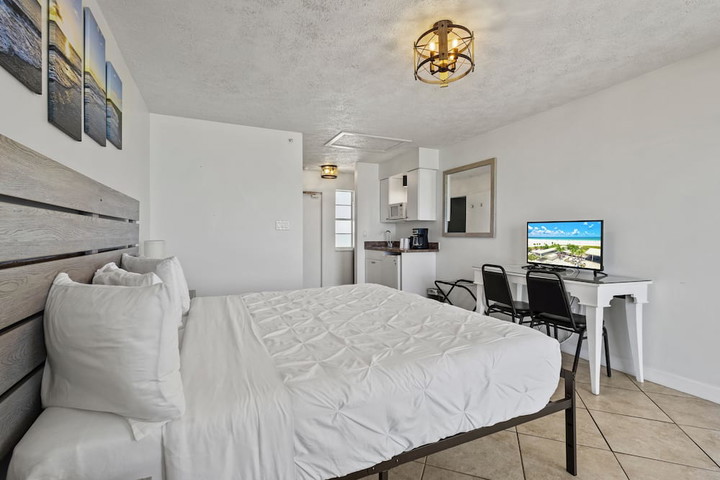 Ocean View Hotel Room With Balcony- King Bed #25 - Fort Pierce, FL