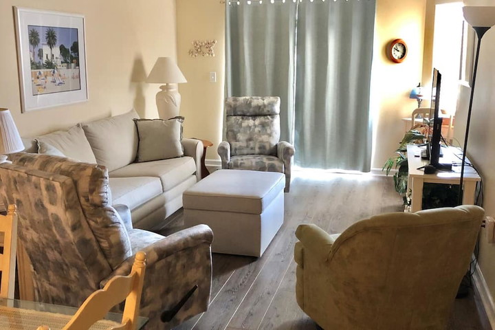 Beautiful Condo With Easy Access To The Beach And A Peekaboo Oceanview! - South Carolina
