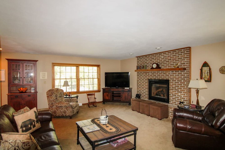 Lake Dreams, A Luxury 5-bedroom Lakefront Home With Hot Tub And Private Dock - Treasure Lake, PA