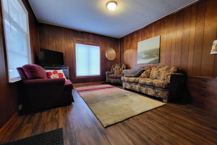 Cozy Apartment Near Midland City Center - Midland, MI
