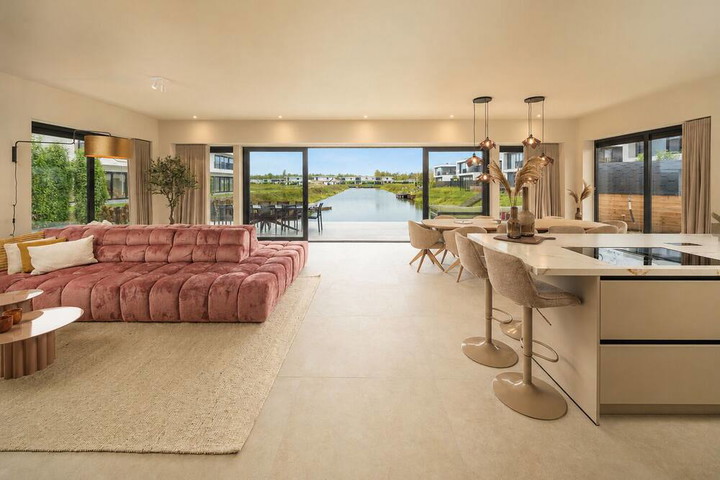 Splinternieuwe 10-persoons Villa Aan Het Water Met Hottub, Sauna, Trampoline En Privé Steiger - Lelystad