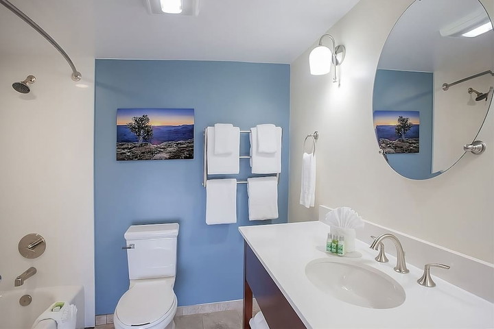 A Place You'll Surely Enjoy! 2 Modern Units, Outdoor Pool, Free Parking, Hot Tub - Arizona