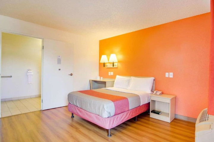 1 Queen Bed | Non-smoking - Tacoma, WA
