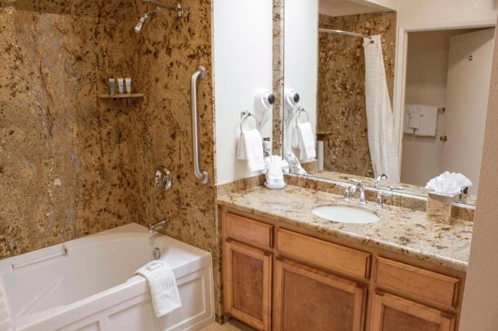 Romantic Beach Getaway! Free Parking, Pool & Gym! Steps To Avila Beach Pier! - Avila Beach, CA