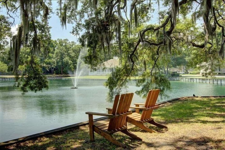 One-bedroom Sleeps 4 With Sleeper Sofa, Complex Has 2 Pools, Tennis Courts, Playground, Large Pond, Walking Distance To Pier Village And Less Than A Mile To Public Beach Access. - St. Simons Island, GA