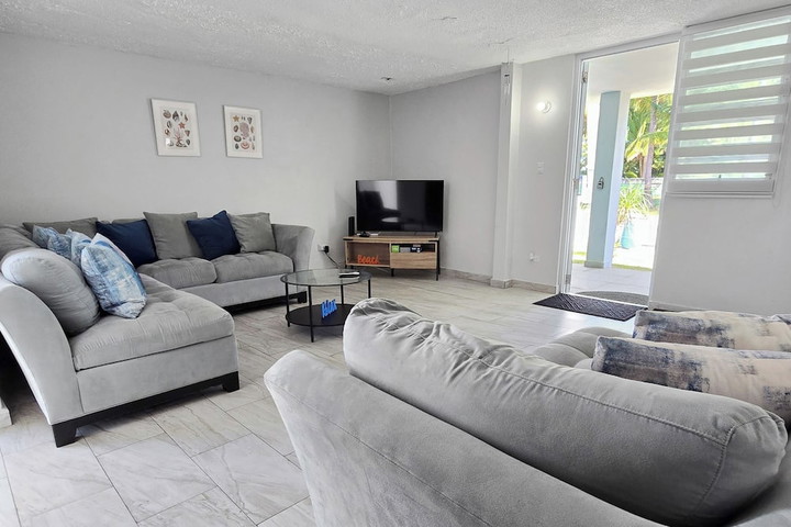Steps To The Beach · 3br House · Sleeps 6 - Levittown