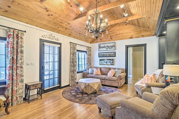 Eclectic 'Osage Cottage' In Historic District - Eureka Springs, AR