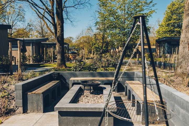 Enjoy A Luxury Holiday Home For 5 In The Wooded Nature Of The Veluwe, Complete With Modern Amenities, Air Conditioning And A Stylish Pergola For Ultimate Comfort. Unwind Completely In Your Very Own Private Hot Tub, The Perfect Way To Relax After A Da - Apeldoorn