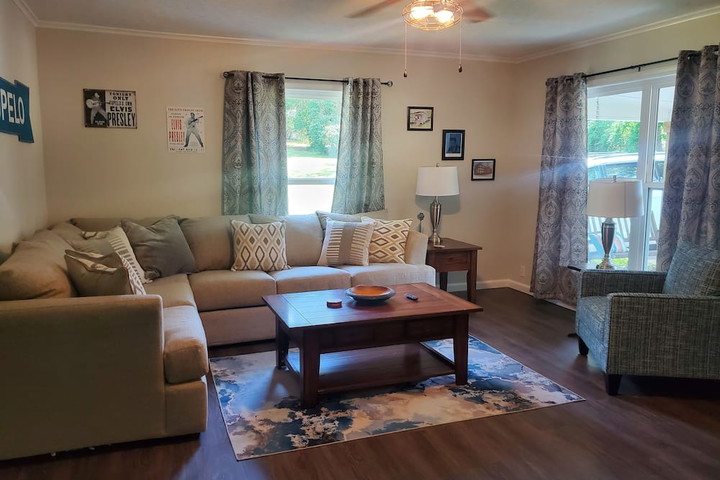 Spacious Historic Downtown Home That Sleeps Up To 10! - Tupelo, MS
