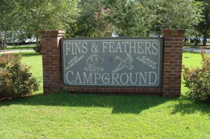 Cozy Cabin With Private Lake Enjoyable In Fins&feathers Rv Park Donalsonville Ga - Georgia, GA