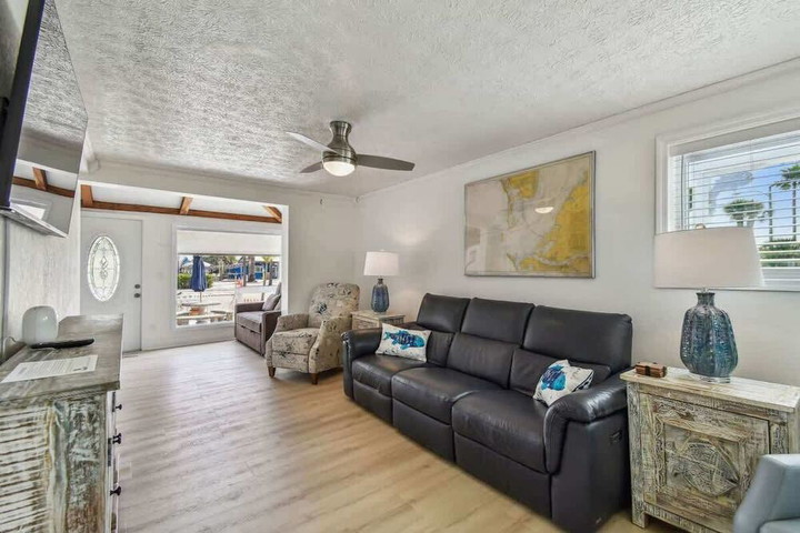 Suncoast Getaway Walk To Sand & Shops - Madeira Beach, FL