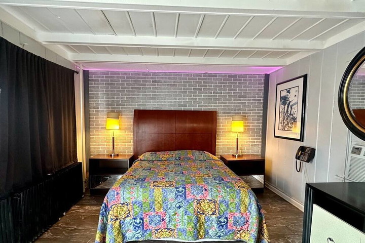 King Bed Non-smoking - Deerfield, IL