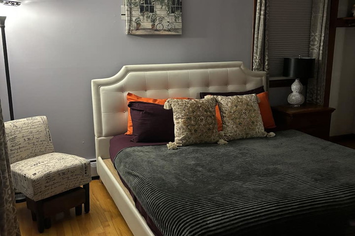1 King & 1 Queen Suit Available In Guest House Quiet & Serene - New Haven, CT